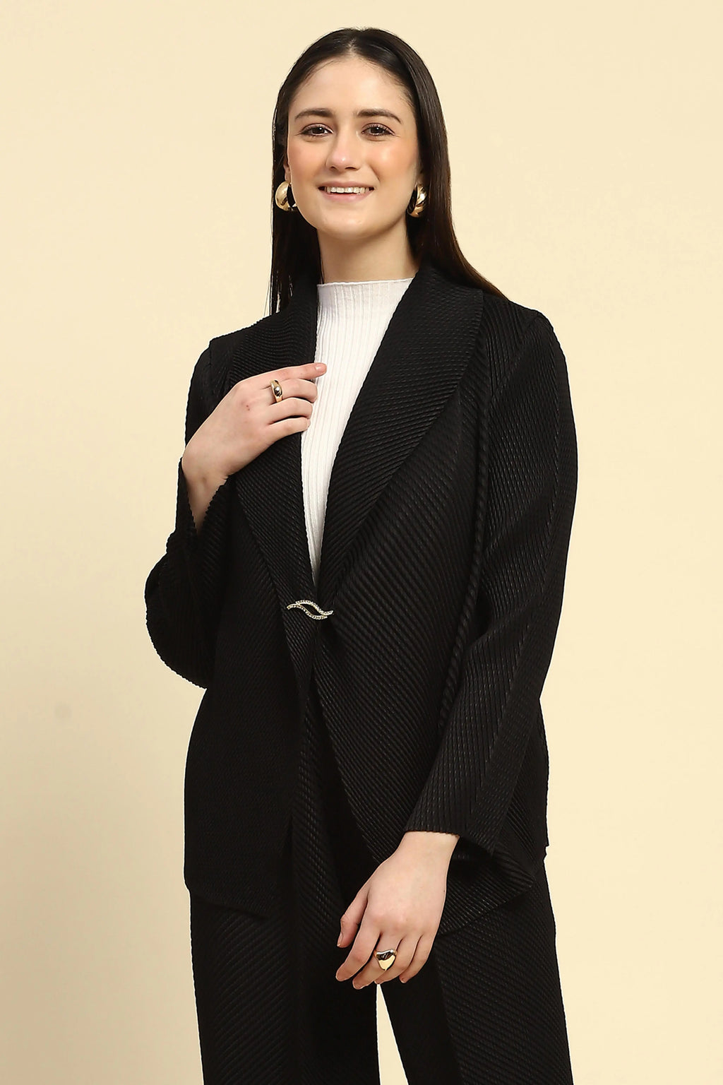 Black Pleated Loose Shrug – Global Republic